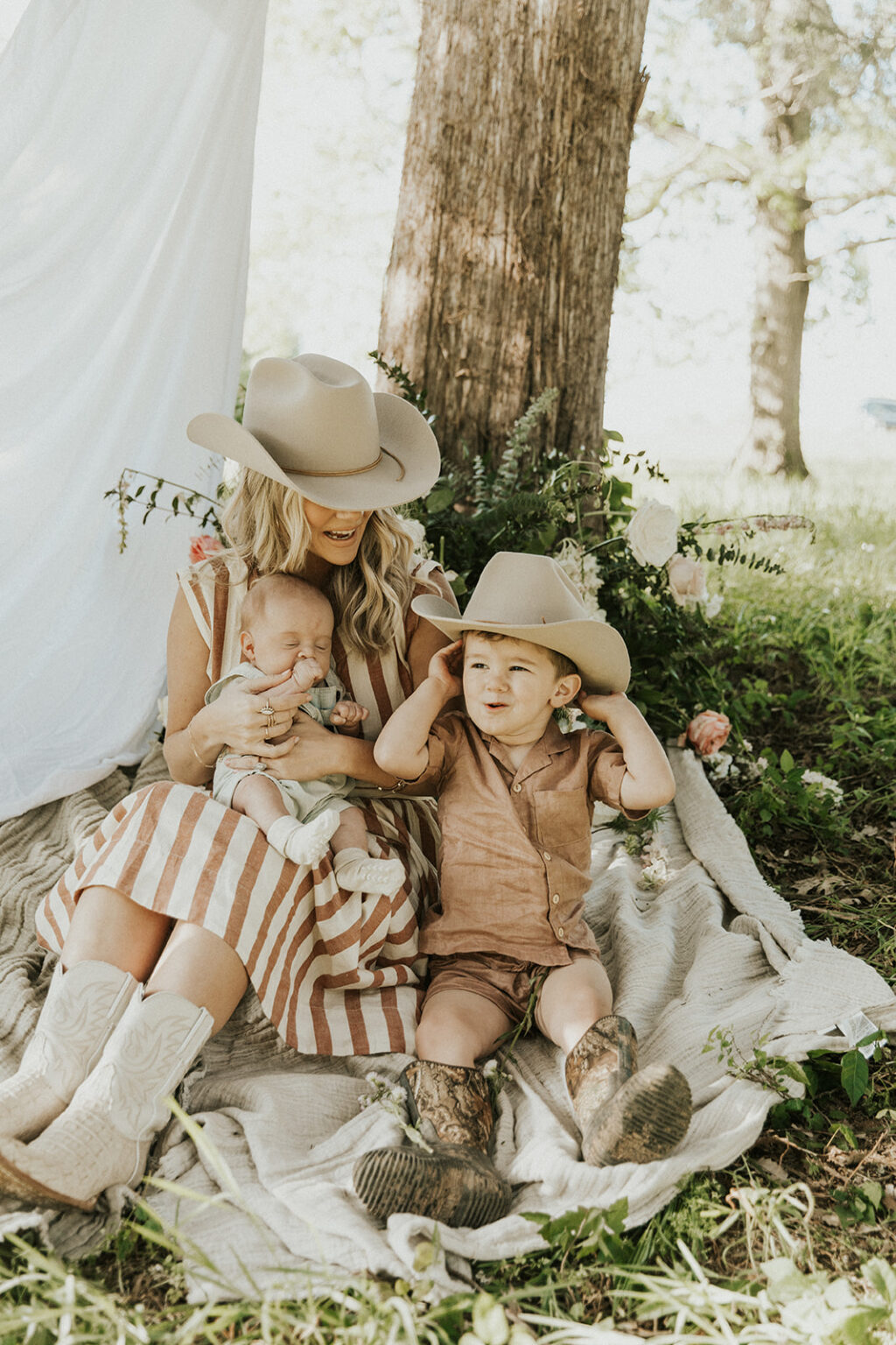 FAMILY SUMMER SUNSET MEADOW PHOTOSHOOT – Hunter Premo