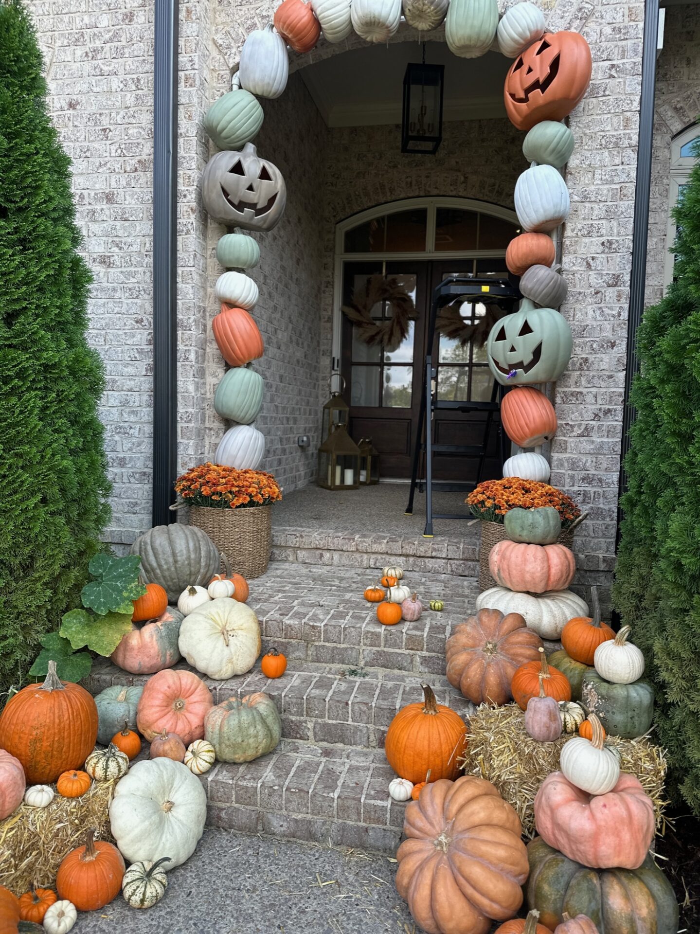 MY DIY FRONT DOOR PUMPKIN ARCH – Hunter Premo